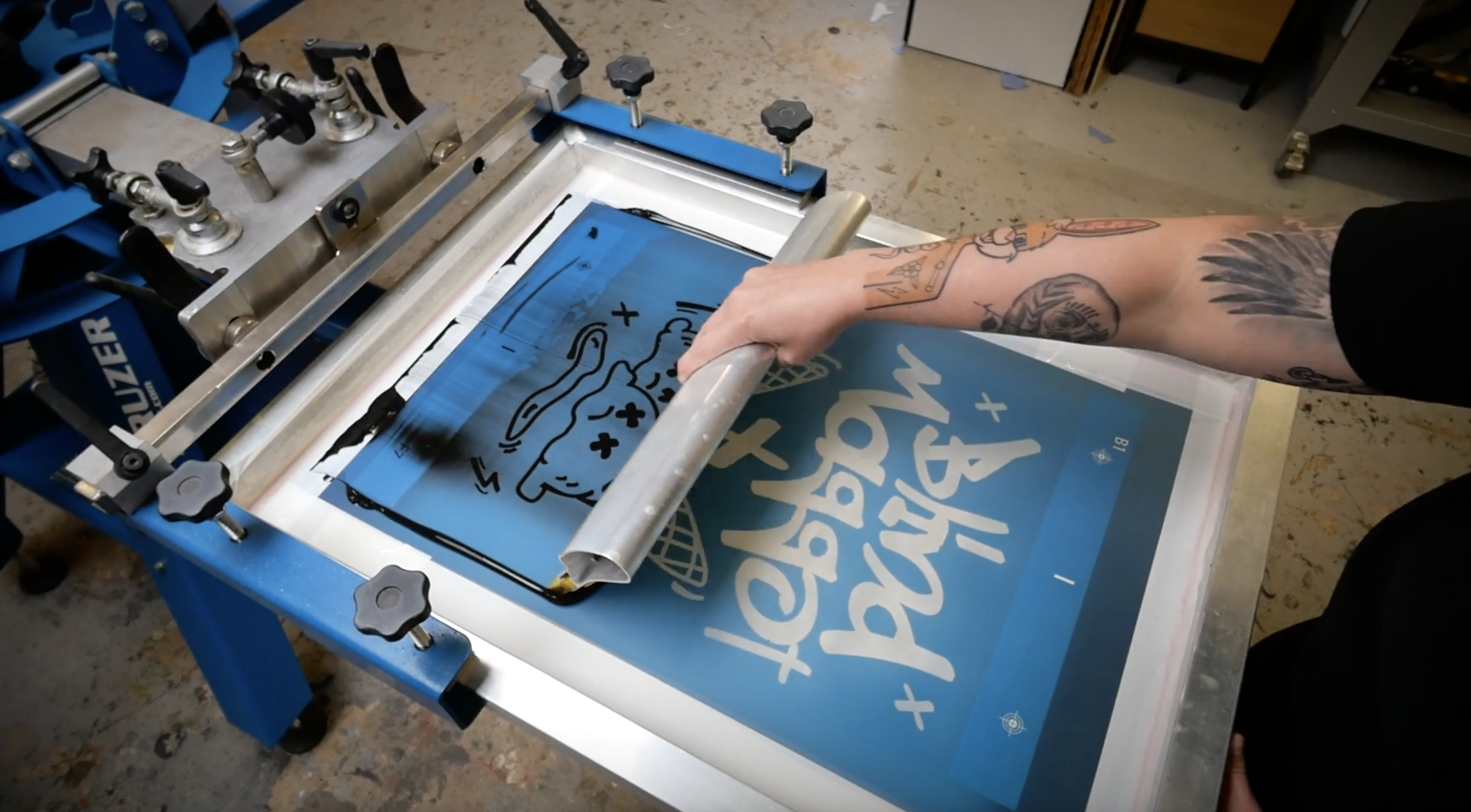 10 TIPS FOR MANUALLY SCREEN PRINTING DISCHARGE INKS | Squeegee & Ink
