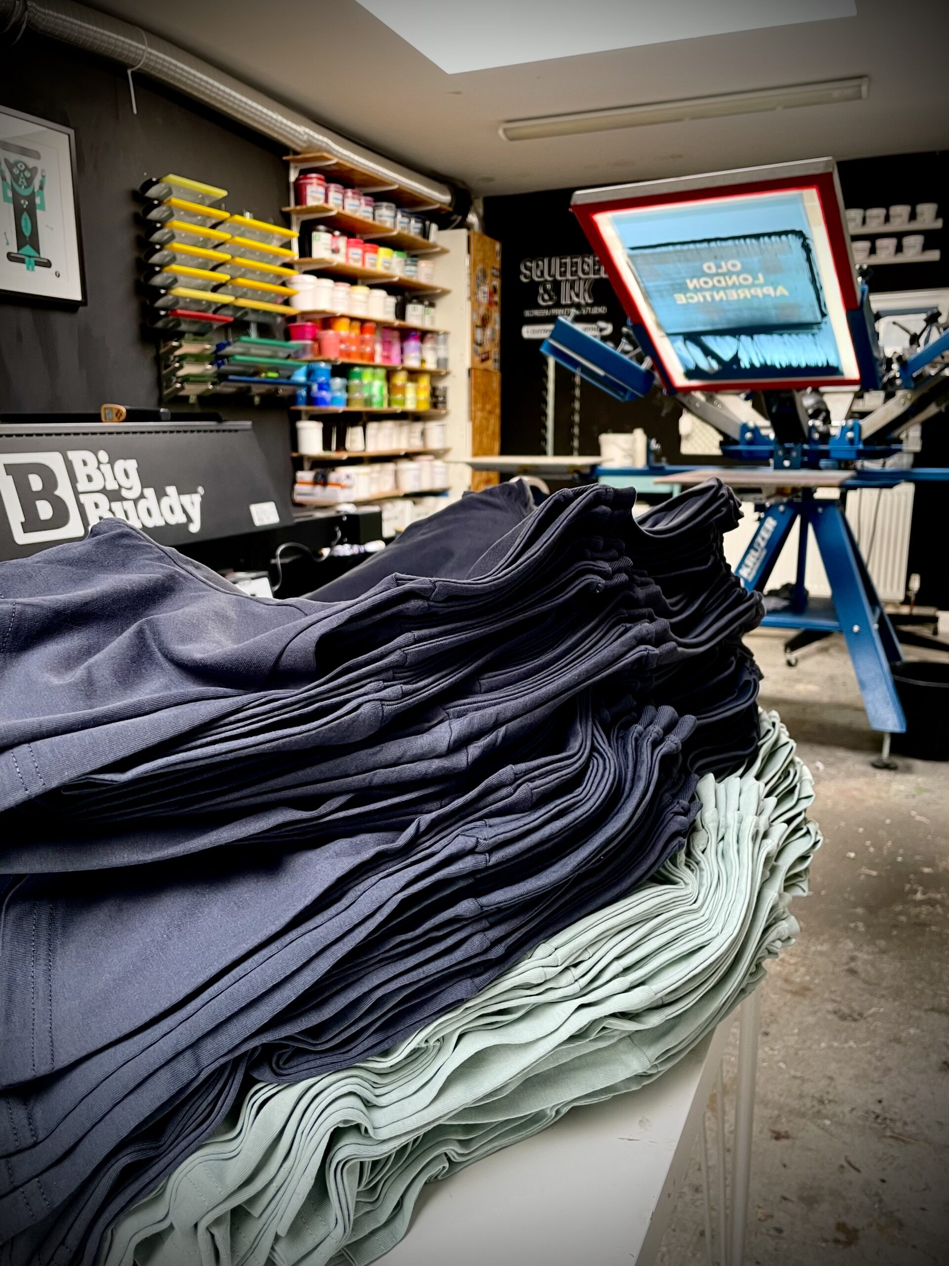 10 TIPS FOR MANUALLY SCREEN PRINTING DISCHARGE INKS | Squeegee & Ink
