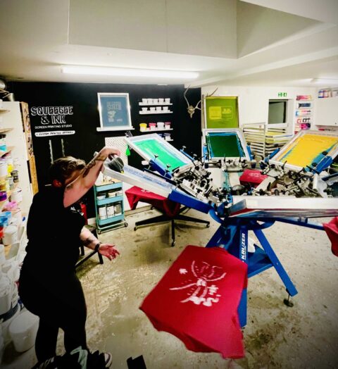 10 TIPS FOR MANUALLY SCREEN PRINTING DISCHARGE INKS | Squeegee & Ink